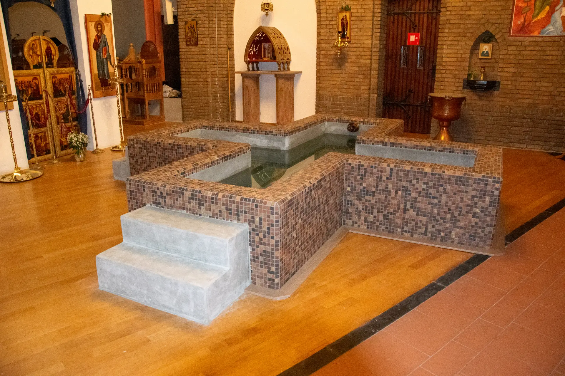 Mozaïekbetegelde doopvont in Amersfoort - Waterwel